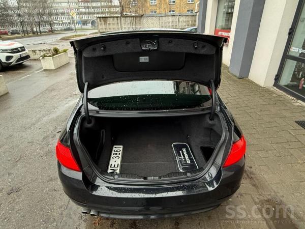 Black BMW 525 2010 in Riga, with an engine capacity of 3.00 L and mileage of 329 thousand km for 9500 €, photo 9 on AUTOMOTO.COM.LV