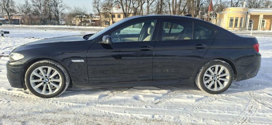 Black BMW 525 2010 in Cesis, with an engine capacity of 3.00 L and mileage of 289 thousand km for 10250 €, photo 3 on AUTOMOTO.COM.LV