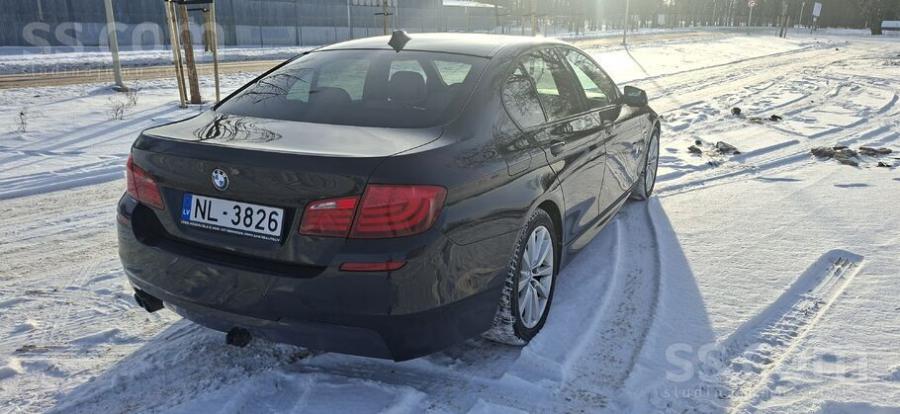 Black BMW 525 2010 in Cesis, with an engine capacity of 3.00 L and mileage of 289 thousand km for 10250 €, photo 5 on AUTOMOTO.COM.LV