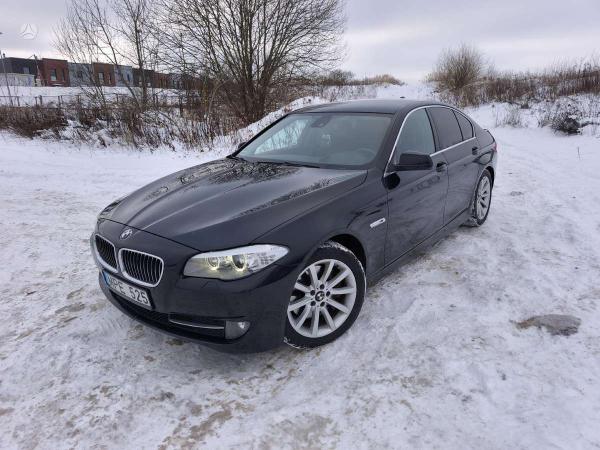 Black BMW 525 2010 in Vilnius, with an engine capacity of 2.99 L and mileage of 302 thousand km for 8300 €, photo 2 on AUTOMOTO.COM.LV