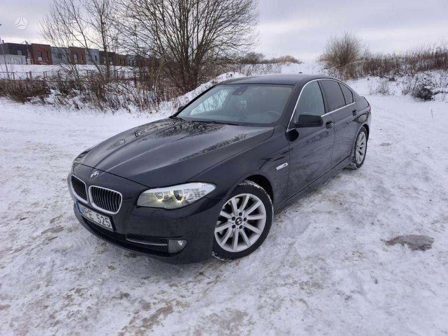 Black BMW 525 2010 in Vilnius, with an engine capacity of 2.99 L and mileage of 302 thousand km for 8300 €, photo 2 on AUTOMOTO.COM.LV
