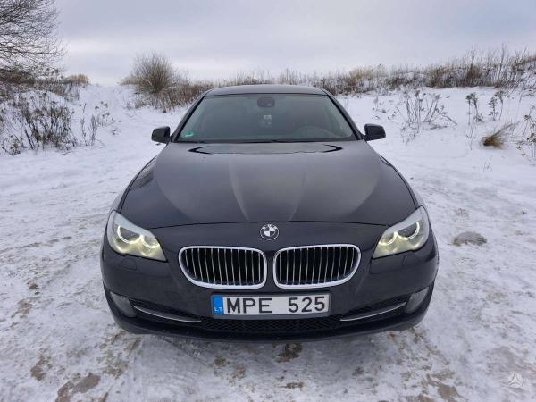 Black BMW 525 2010 in Vilnius, with an engine capacity of 2.99 L and mileage of 302 thousand km for 8300 €, photo 3 on AUTOMOTO.COM.LV