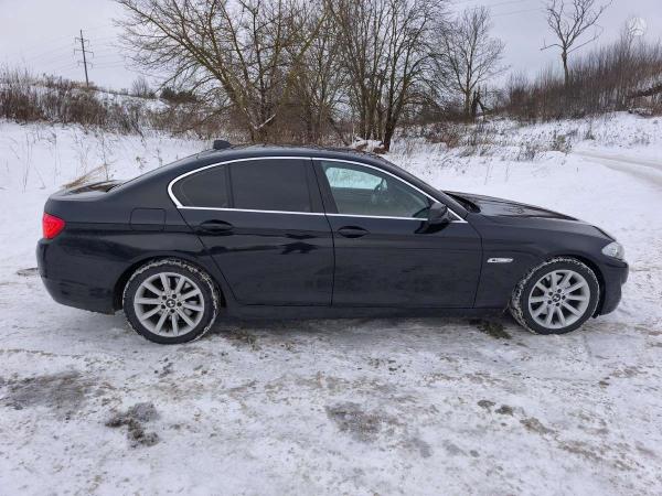 Black BMW 525 2010 in Vilnius, with an engine capacity of 2.99 L and mileage of 302 thousand km for 8300 €, photo 6 on AUTOMOTO.COM.LV