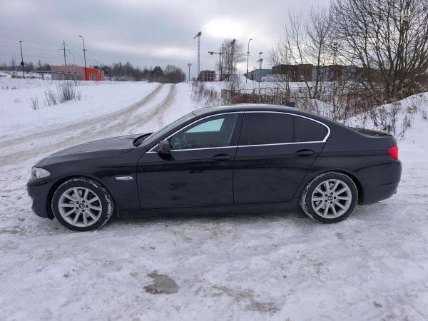 Black BMW 525 2010 in Vilnius, with an engine capacity of 2.99 L and mileage of 302 thousand km for 8300 €, photo 7 on AUTOMOTO.COM.LV