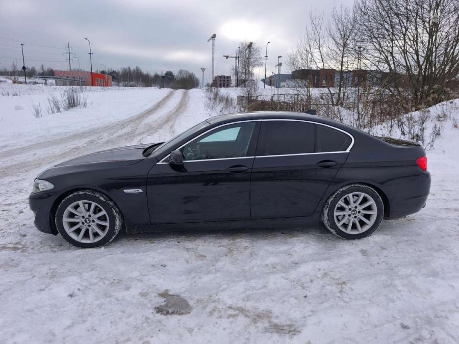 Black BMW 525 2010 in Vilnius, with an engine capacity of 2.99 L and mileage of 302 thousand km for 8300 €, photo 7 on AUTOMOTO.COM.LV
