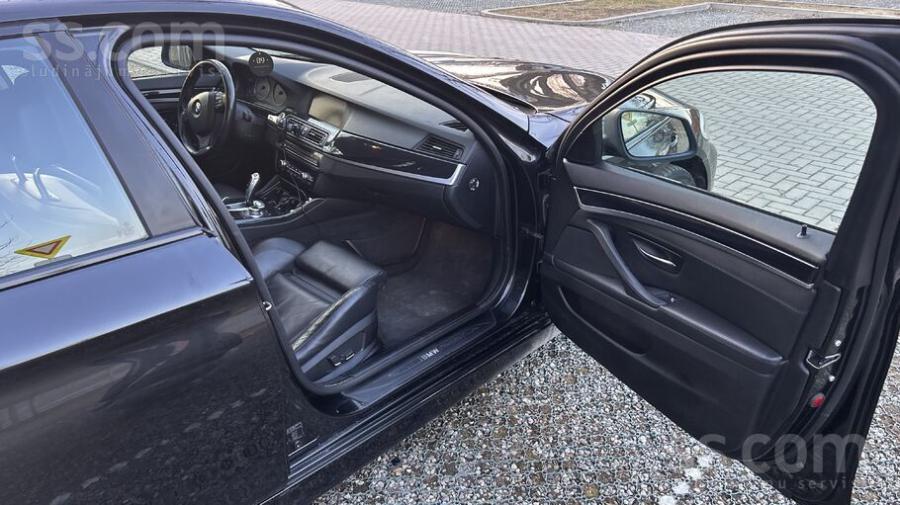 Melns BMW 525 2010 Liepāja, ar dzinēja tilpumu 3.00 L un nobraukumu 314 tūkst. km par 7800 €, foto 14 vietnē AUTOMOTO.COM.LV