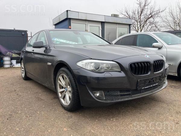 Black BMW 525 2011 in Riga, with an engine capacity of 3.00 L and mileage of 235 thousand km for 9990 €, photo 3 on AUTOMOTO.COM.LV