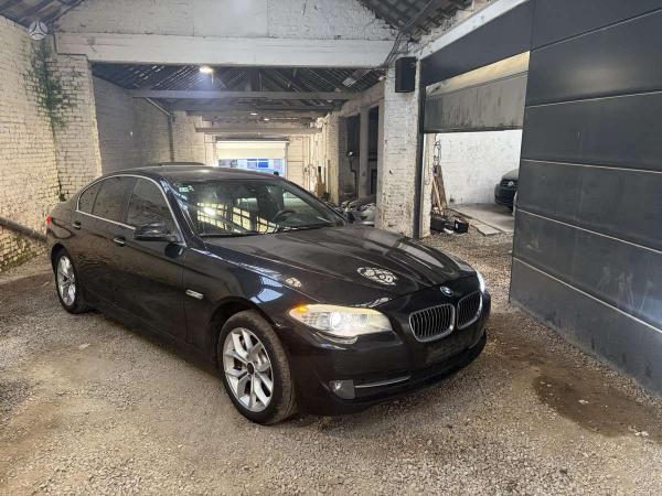 Black BMW 525 2011 in Ukmerge, with an engine capacity of 3.00 L and mileage of 310 thousand km for 5150 €, photo 3 on AUTOMOTO.COM.LV