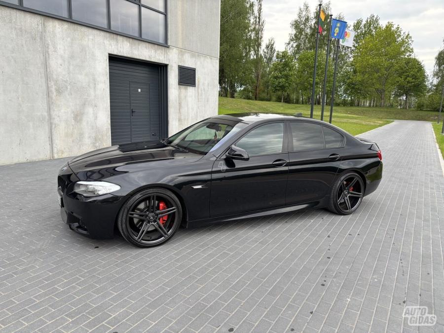 Black BMW 525 2011 in Plunge, with an engine capacity of 3.00 L and mileage of 345 thousand km for 9100 €, photo 3 on AUTOMOTO.COM.LV