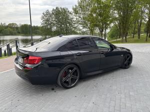 Black BMW 525 2011 in Plunge, with an engine capacity of 3.00 L and mileage of 345 thousand km for 9100 €, photo 5 on AUTOMOTO.COM.LV