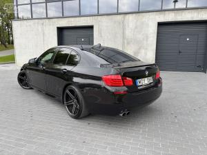 Black BMW 525 2011 in Plunge, with an engine capacity of 3.00 L and mileage of 345 thousand km for 9100 €, photo 8 on AUTOMOTO.COM.LV