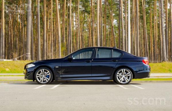 Black BMW 525 2011 in Riga, with an engine capacity of 3.00 L and mileage of 326 thousand km for 10590 €, photo 4 on AUTOMOTO.COM.LV
