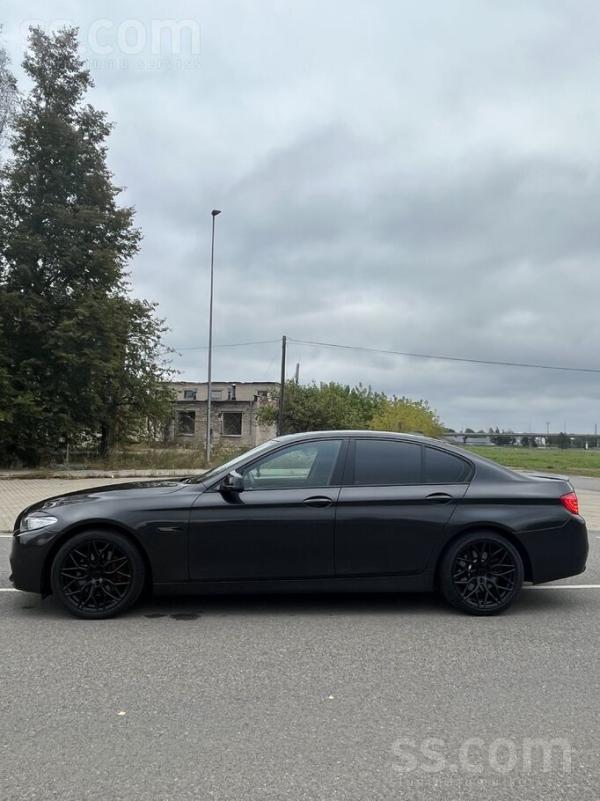 Black BMW 525 2011 in Rezekne, with an engine capacity of 3.00 L and mileage of 292 thousand km for 9200 €, photo 4 on AUTOMOTO.COM.LV