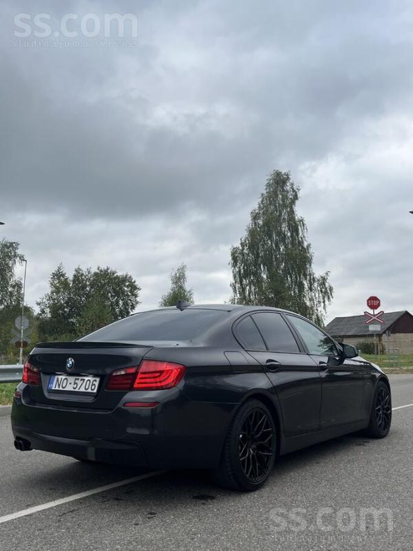 Black BMW 525 2011 in Rezekne, with an engine capacity of 3.00 L and mileage of 292 thousand km for 9200 €, photo 7 on AUTOMOTO.COM.LV