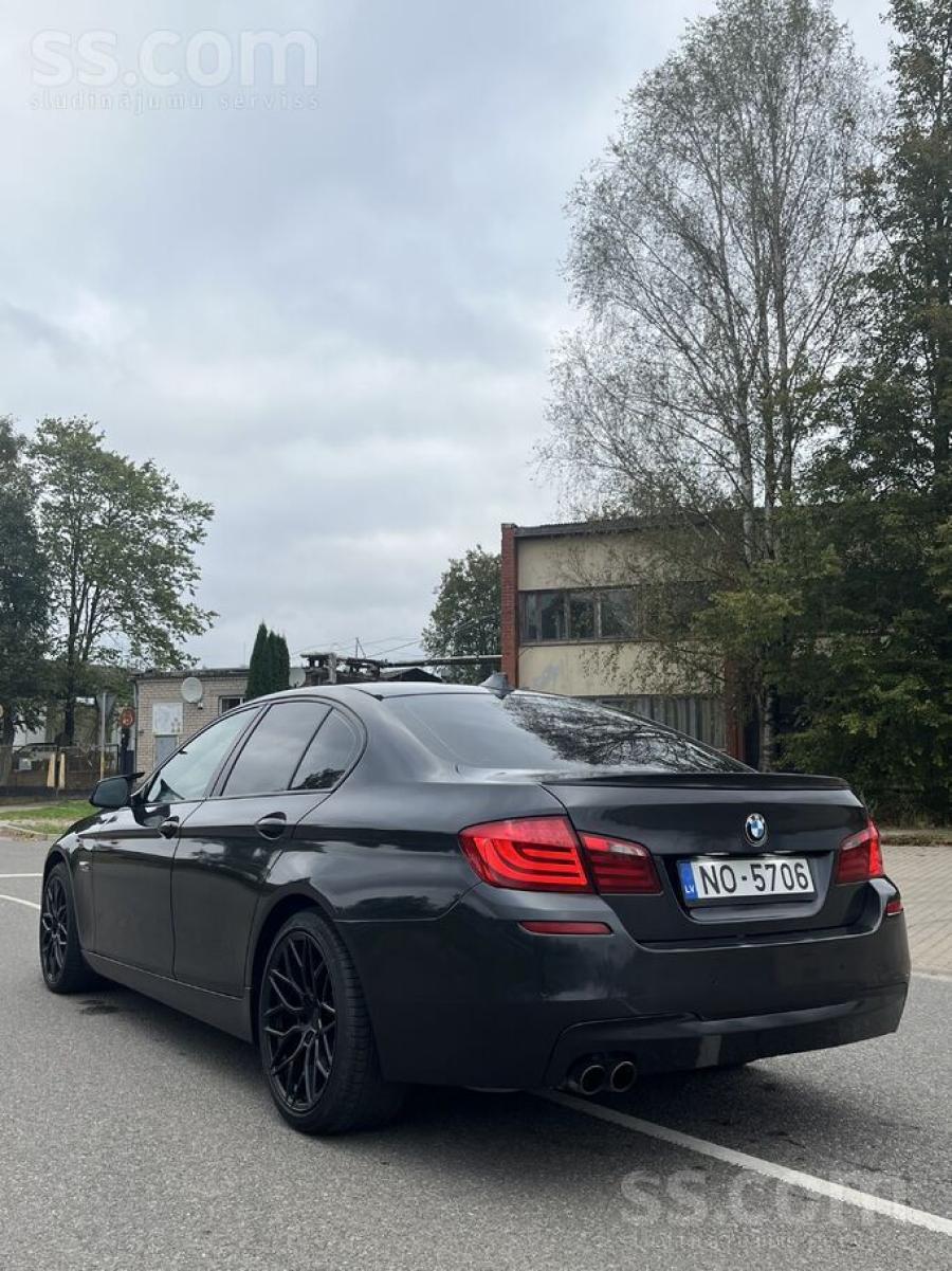 Black BMW 525 2011 in Rezekne, with an engine capacity of 3.00 L and mileage of 292 thousand km for 9200 €, photo 6 on AUTOMOTO.COM.LV