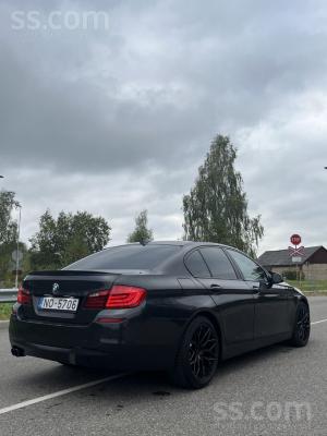 Black BMW 525 2011 in Rezekne, with an engine capacity of 3.00 L and mileage of 292 thousand km for 9200 €, photo 8 on AUTOMOTO.COM.LV