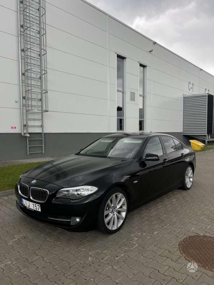Melns BMW 525 2011 Viļņa, ar dzinēja tilpumu 2.99 L un nobraukumu 511 tūkst. km par 6400 €, foto 1 vietnē AUTOMOTO.COM.LV