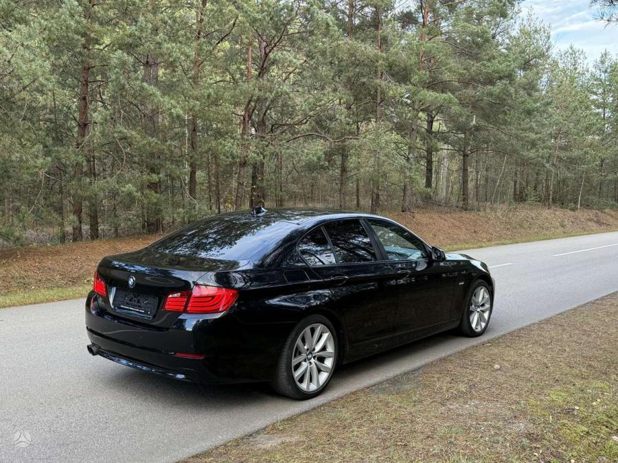 Black BMW 525 2011 in Kaunas, with an engine capacity of 2.99 L and mileage of 332 thousand km for 9500 €, photo 4 on AUTOMOTO.COM.LV