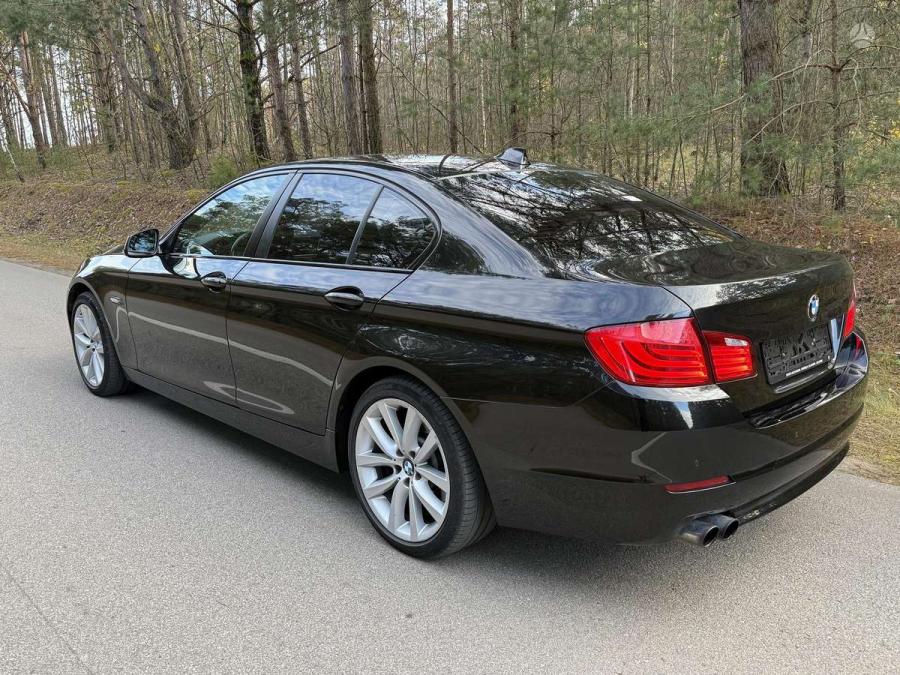 Black BMW 525 2011 in Kaunas, with an engine capacity of 2.99 L and mileage of 332 thousand km for 9500 €, photo 5 on AUTOMOTO.COM.LV