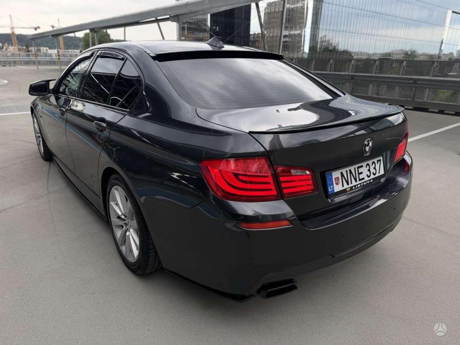 Black BMW 525 2011 in Vilnius, with an engine capacity of 2.99 L and mileage of 350 thousand km for 9999 €, photo 17 on AUTOMOTO.COM.LV