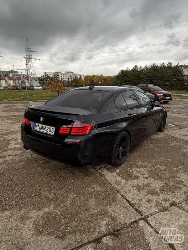 BMW 525 2012 Viļņa vietnē Melns BMW 525 2012 Viļņa, ar dzinēja tilpumu 2.00 L un nobraukumu 294 tūkst. km par 9800 €, foto 8 vietnē AUTOMOTO.COM.LV
