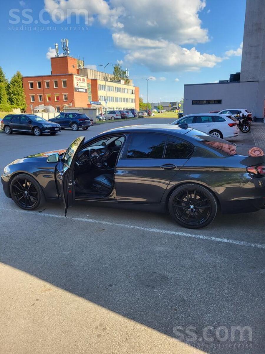 Black BMW 525 2013 in Bauska, with an engine capacity of 2.00 L and mileage of 339 thousand km for 8500 €, photo 3 on AUTOMOTO.COM.LV
