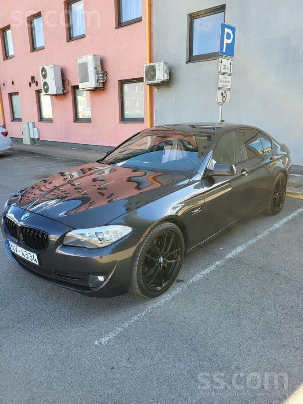 Black BMW 525 2013 in Bauska, with an engine capacity of 2.00 L and mileage of 339 thousand km for 8500 €, photo 4 on AUTOMOTO.COM.LV