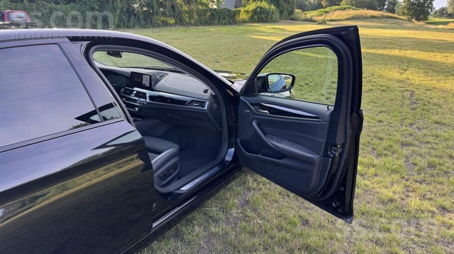 Black BMW 525 2019 in Riga, with an engine capacity of 2.00 L and mileage of 135 thousand km for 19500 €, photo 10 on AUTOMOTO.COM.LV