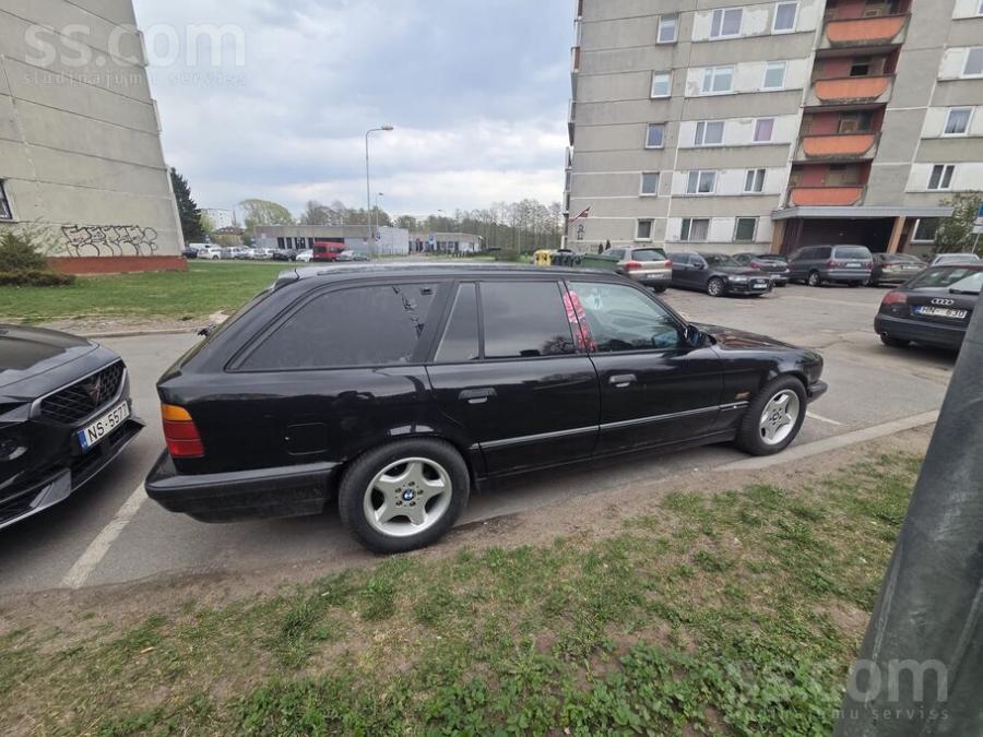 Black BMW 525 1995 in Riga, with an engine capacity of 2.50 L and mileage of 365 thousand km for 3250 €, photo 5 on AUTOMOTO.COM.LV