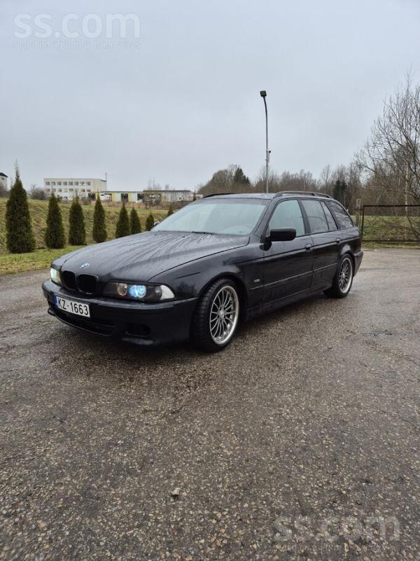 Black BMW 525 2002 in Valmiera, with an engine capacity of 2.50 L and mileage of 387 thousand km for 2450 €, photo 1 on AUTOMOTO.COM.LV