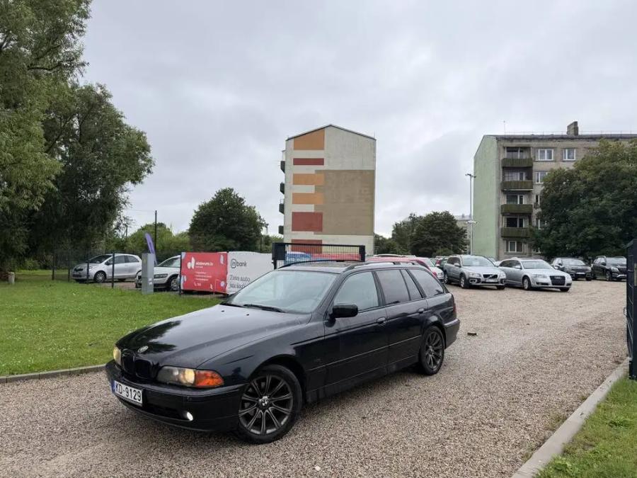 Black BMW 525 2003 in Ventspils, with an engine capacity of 2.50 L and mileage of 418 thousand km for 1490 €, photo 1 on AUTOMOTO.COM.LV