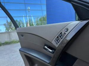 Black BMW 525 2004 in Riga, with an engine capacity of 2.50 L and mileage of 362 thousand km for 3690 €, photo 15 on AUTOMOTO.COM.LV