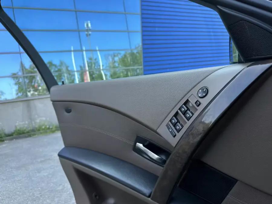 Black BMW 525 2004 in Riga, with an engine capacity of 2.50 L and mileage of 362 thousand km for 3690 €, photo 15 on AUTOMOTO.COM.LV