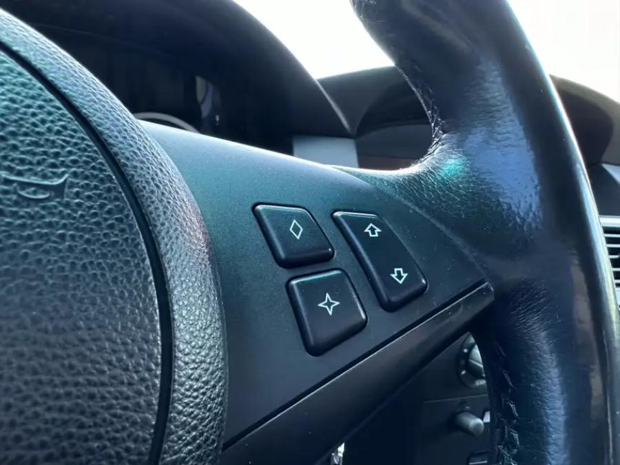 Black BMW 525 2004 in Riga, with an engine capacity of 2.50 L and mileage of 362 thousand km for 3690 €, photo 19 on AUTOMOTO.COM.LV