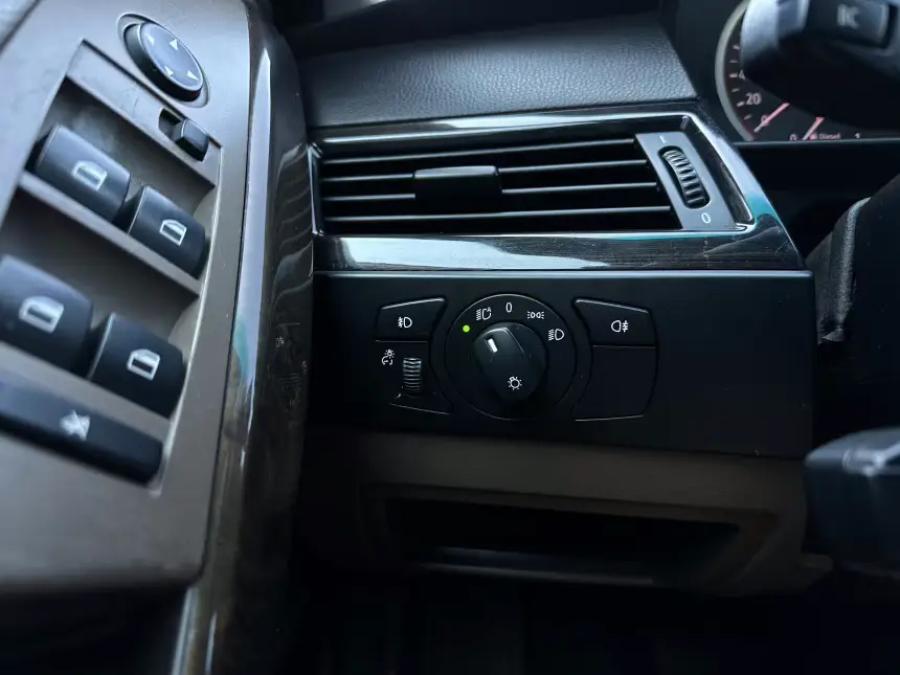 Black BMW 525 2004 in Riga, with an engine capacity of 2.50 L and mileage of 362 thousand km for 3690 €, photo 21 on AUTOMOTO.COM.LV