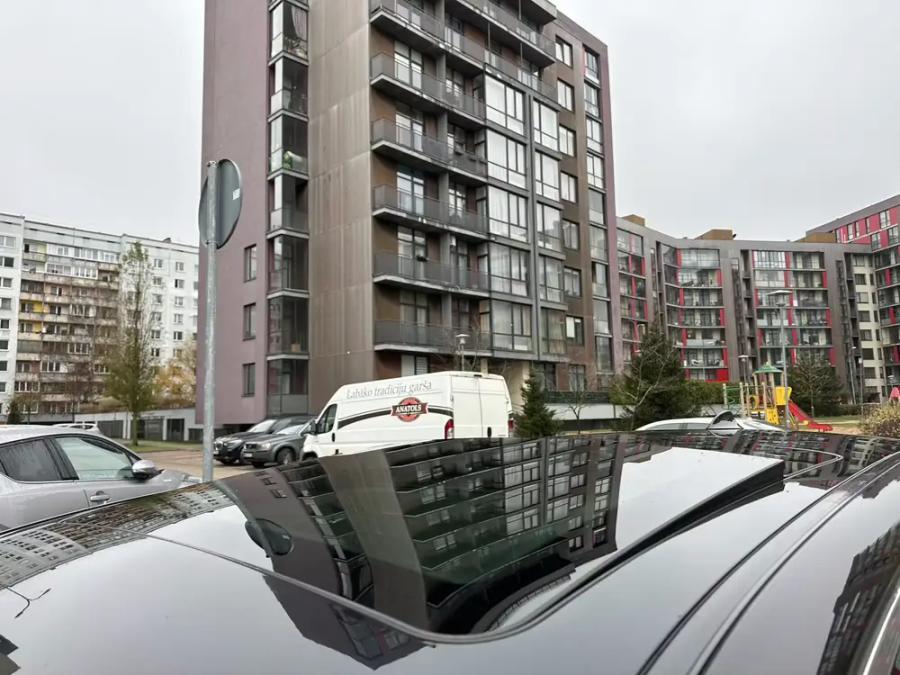 Black BMW 525 2004 in Riga, with an engine capacity of 2.50 L and mileage of 362 thousand km for 3290 €, photo 4 on AUTOMOTO.COM.LV