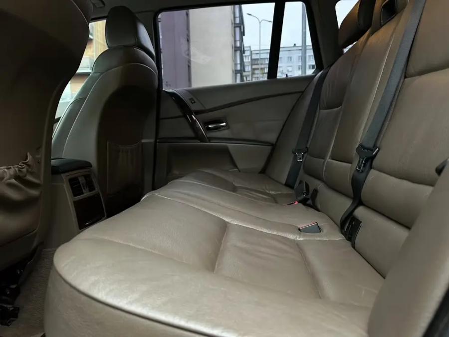 Black BMW 525 2004 in Riga, with an engine capacity of 2.50 L and mileage of 362 thousand km for 3290 €, photo 12 on AUTOMOTO.COM.LV
