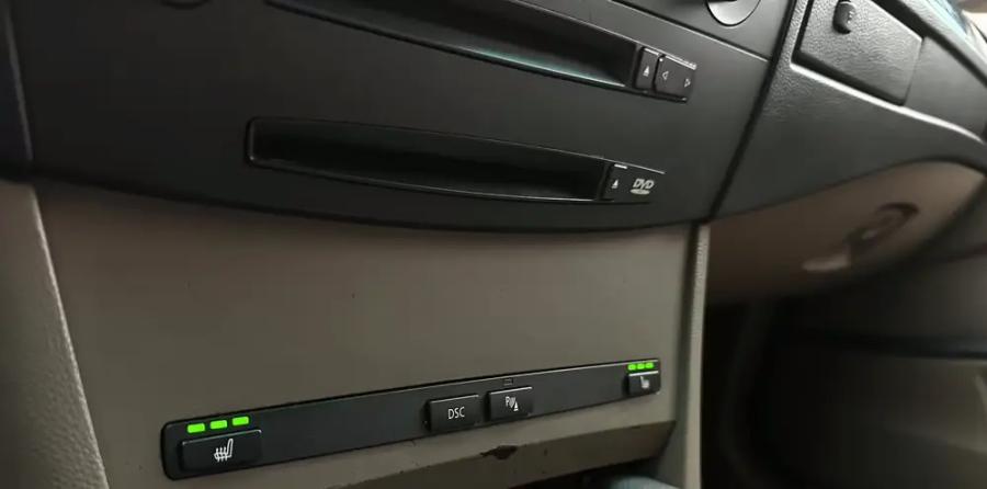 Black BMW 525 2004 in Riga, with an engine capacity of 2.50 L and mileage of 362 thousand km for 3290 €, photo 18 on AUTOMOTO.COM.LV