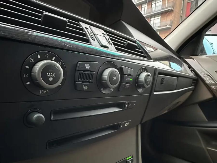 Black BMW 525 2004 in Riga, with an engine capacity of 2.50 L and mileage of 362 thousand km for 3290 €, photo 19 on AUTOMOTO.COM.LV