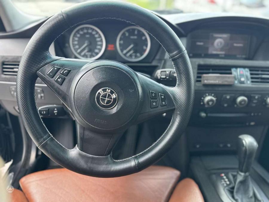 Melns BMW 525 2004 Viļņa, ar dzinēja tilpumu 2.50 L un nobraukumu 415 tūkst. km par 4500 €, foto 24 vietnē AUTOMOTO.COM.LV
