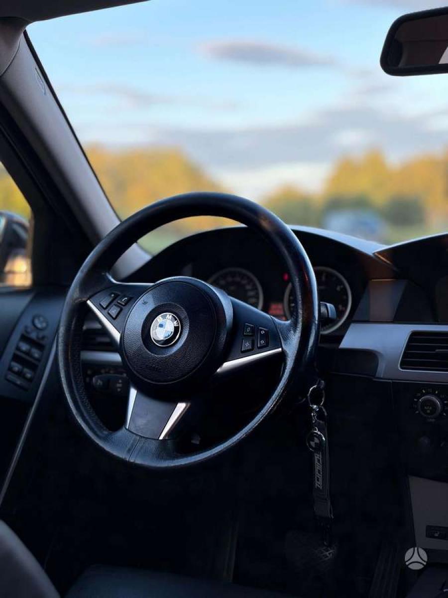 Black BMW 525 2004 in Alytus, with an engine capacity of 2.50 L and mileage of 374 thousand km for 3150 €, photo 13 on AUTOMOTO.COM.LV