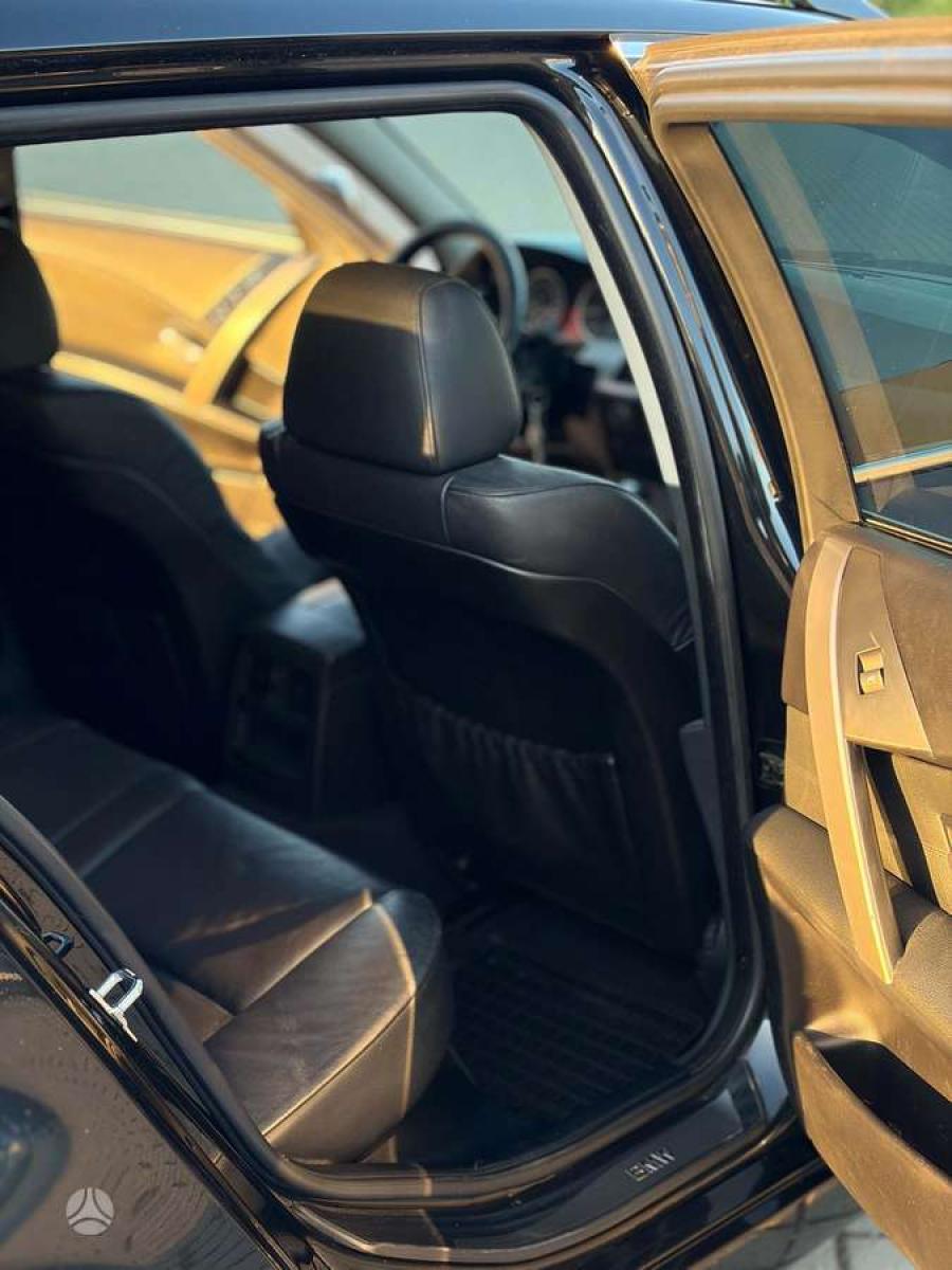 Black BMW 525 2004 in Alytus, with an engine capacity of 2.50 L and mileage of 374 thousand km for 3150 €, photo 16 on AUTOMOTO.COM.LV
