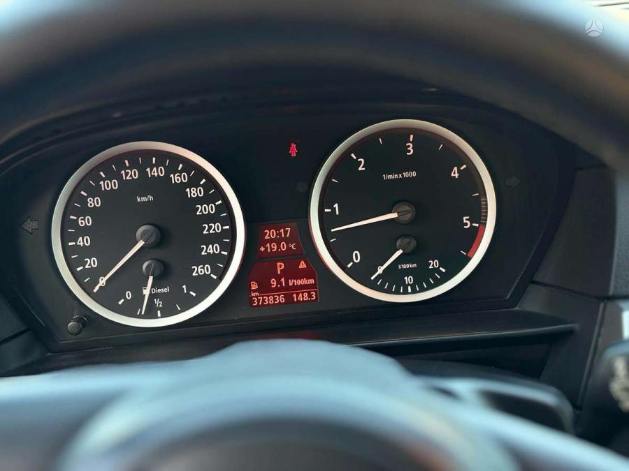 Black BMW 525 2004 in Alytus, with an engine capacity of 2.50 L and mileage of 374 thousand km for 3150 €, photo 17 on AUTOMOTO.COM.LV