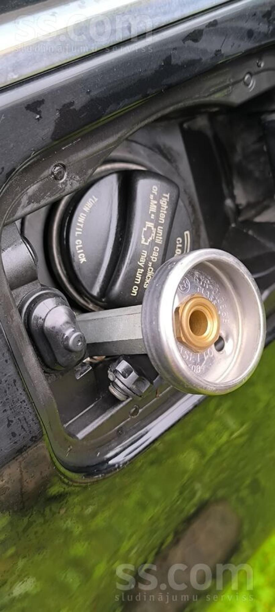 Black BMW 525 2004 in Riga, with an engine capacity of 2.50 L and mileage of 352 thousand km for 2999 €, photo 8 on AUTOMOTO.COM.LV