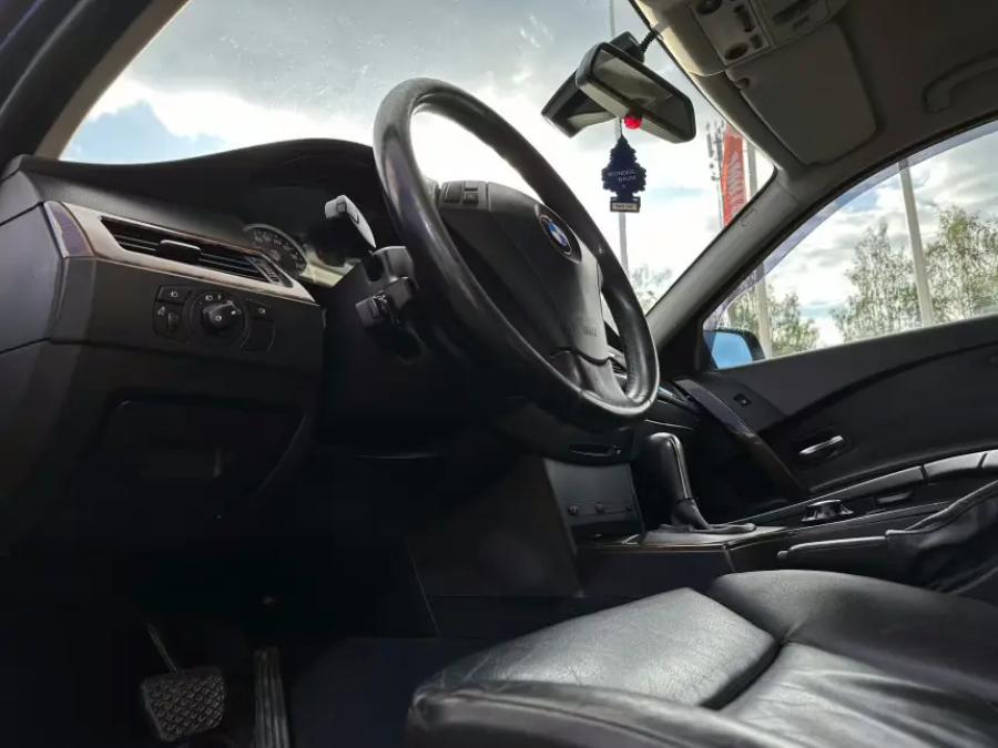Black BMW 525 2005 in Riga, with an engine capacity of 2.50 L and mileage of 376 thousand km for 2990 €, photo 12 on AUTOMOTO.COM.LV