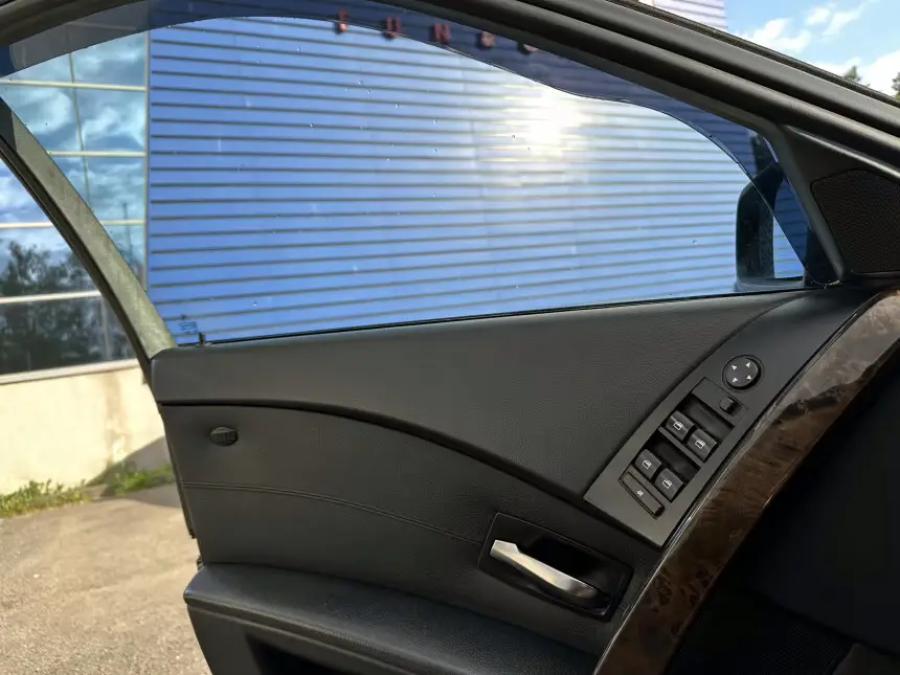 Black BMW 525 2005 in Riga, with an engine capacity of 2.50 L and mileage of 376 thousand km for 2990 €, photo 23 on AUTOMOTO.COM.LV