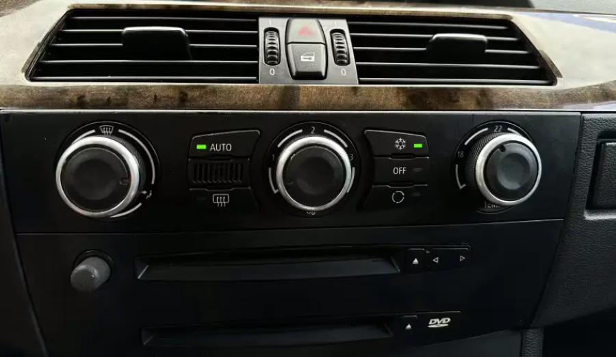 Black BMW 525 2005 in Riga, with an engine capacity of 2.50 L and mileage of 376 thousand km for 2990 €, photo 26 on AUTOMOTO.COM.LV