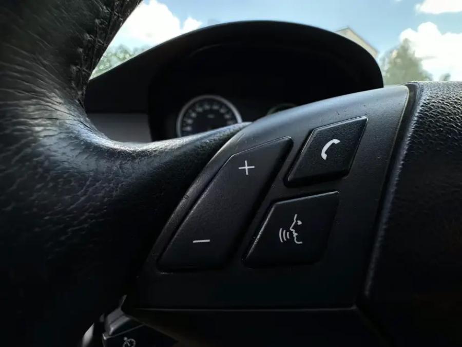 Black BMW 525 2005 in Riga, with an engine capacity of 2.50 L and mileage of 376 thousand km for 2990 €, photo 33 on AUTOMOTO.COM.LV