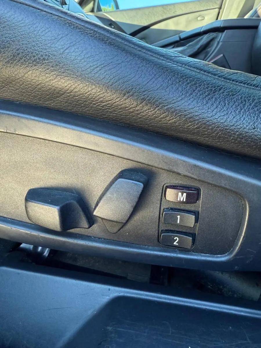 Black BMW 525 2005 in Riga, with an engine capacity of 2.50 L and mileage of 388 thousand km for 2790 €, photo 18 on AUTOMOTO.COM.LV