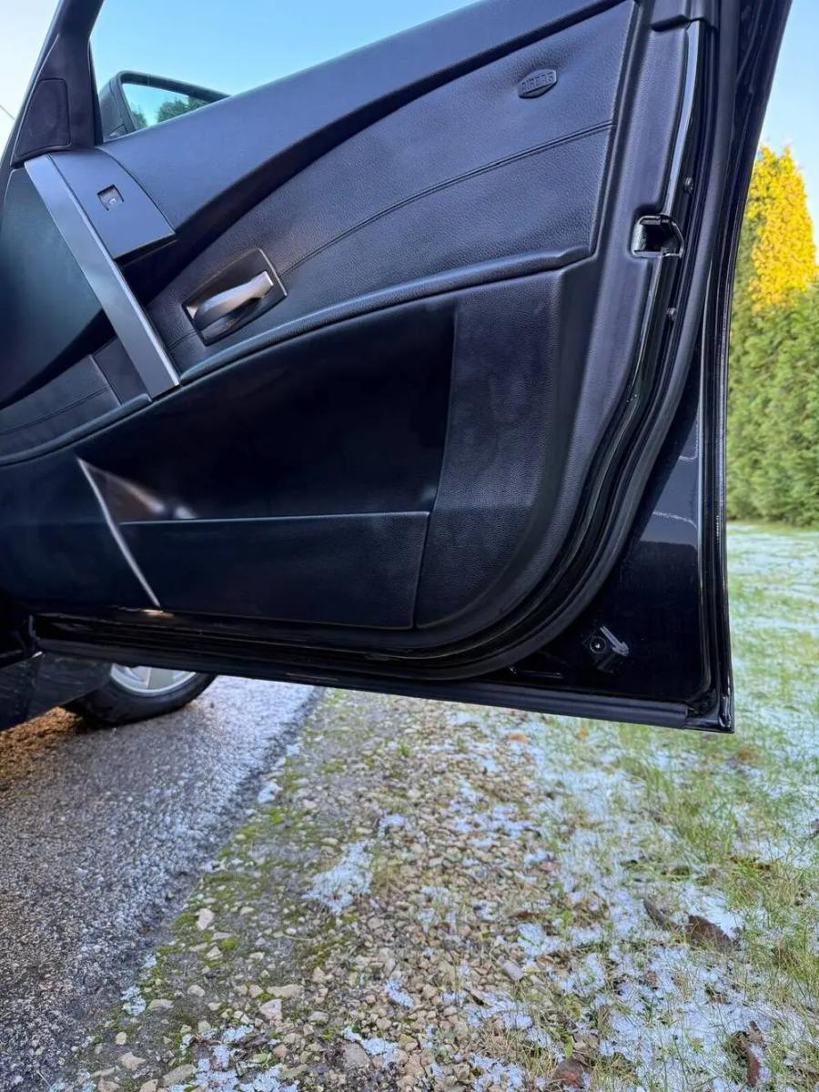 Black BMW 525 2005 in Riga, with an engine capacity of 2.50 L and mileage of 388 thousand km for 2790 €, photo 22 on AUTOMOTO.COM.LV